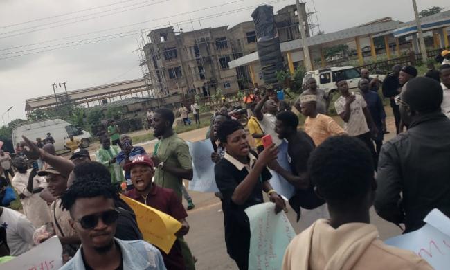 BREAKING: Motorists Stranded As Nigerian Students Block Lagos-Ibadan ...
